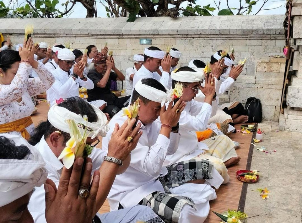 Penyineban Pujawali di Pura Luhur Uluwatu | Kutaselatan Badung Penyineban Pujawali di Pura Luhur Uluwatu | Kutaselatan Badung
