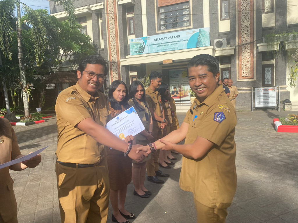 Pemberian reward kepada pegawai yang sudah memberikan kontribusi ...