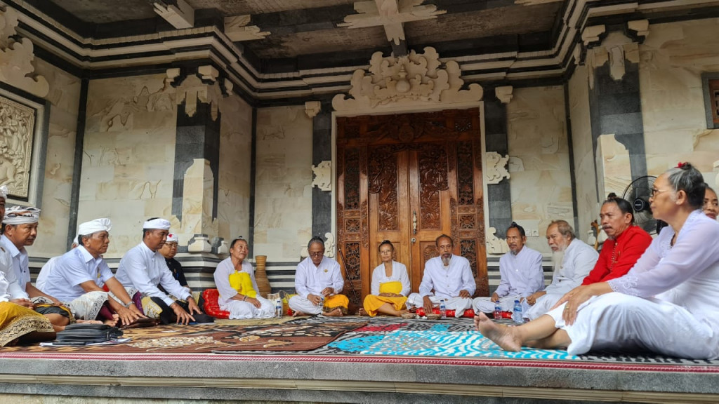 Diksa Pariksa Jro Mangku Pande I Made Salin dan Jro Mangku Istri Ni ...