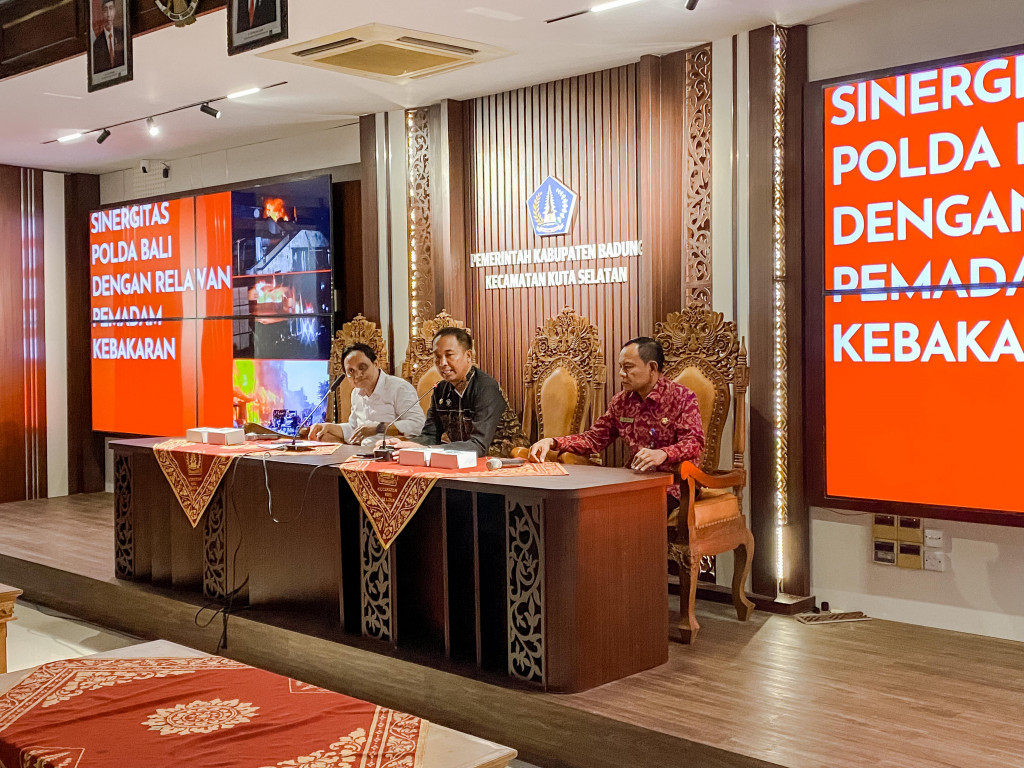 Sinergisitas Polda Bali dengan Relawan Pemadam Kebakaran Kuta Selatan ...