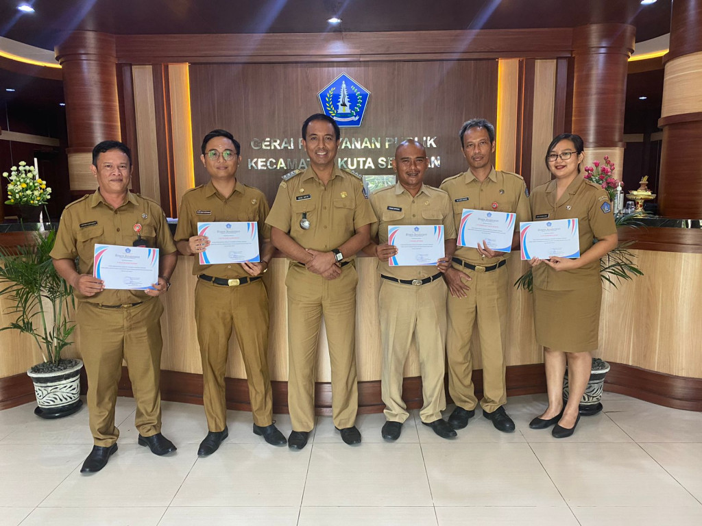 Penyerahan Piagam Penghargaan (Reward) kepada pegawai pemberi pelayanan ...